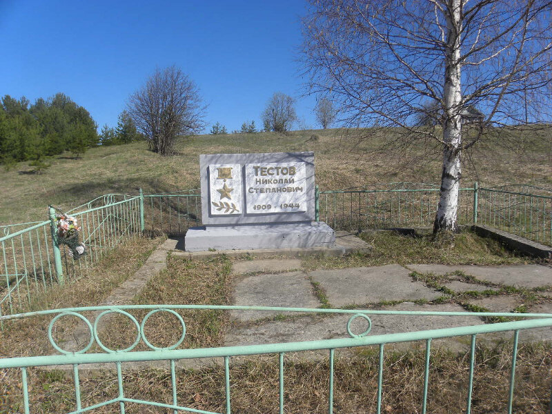 Anıt, heykel Герою Советского Союза Тестову Николаю Степановичу, Kirovskaya oblastı, foto