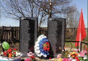 Мемориальная плита землякам, павшим в годы ВОВ (Vologda Region, Kaduyskiy munitsipalny okrug, derevnya Verkhniy Dvor), anıt, heykel  Vologodskaya oblastından