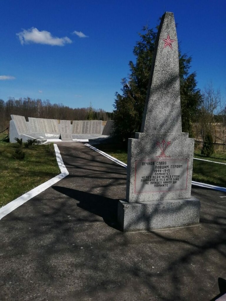 Anıt, heykel Братская могила советских воинов, погибших в декабре 1944 г., Kaliningradskaya oblastı, foto