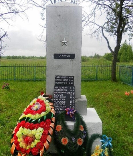 Anıt, heykel Братская могила, Kalujskaya oblastı, foto