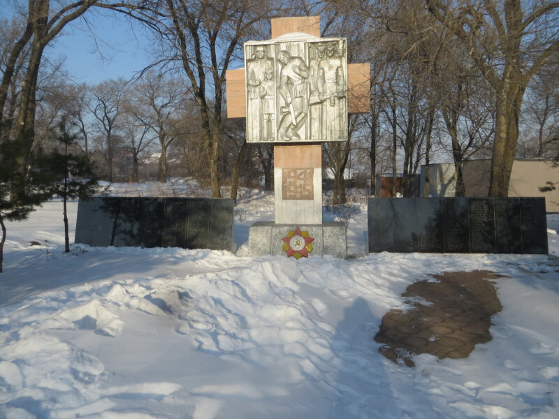 Anıt, heykel Монумент памяти бойцов, умерших от ран в 310 военном госпитале, Ussuriysk, foto