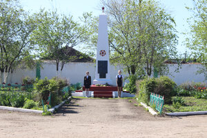 Обелиск памяти павшим в Великой Отечественной войне (Saratov Region, Yershovskiy District, Novorepinskoye munitsipalnoye obrazovaniye, Mokhovoye Village), anıt, heykel  Saratovskaya oblastından