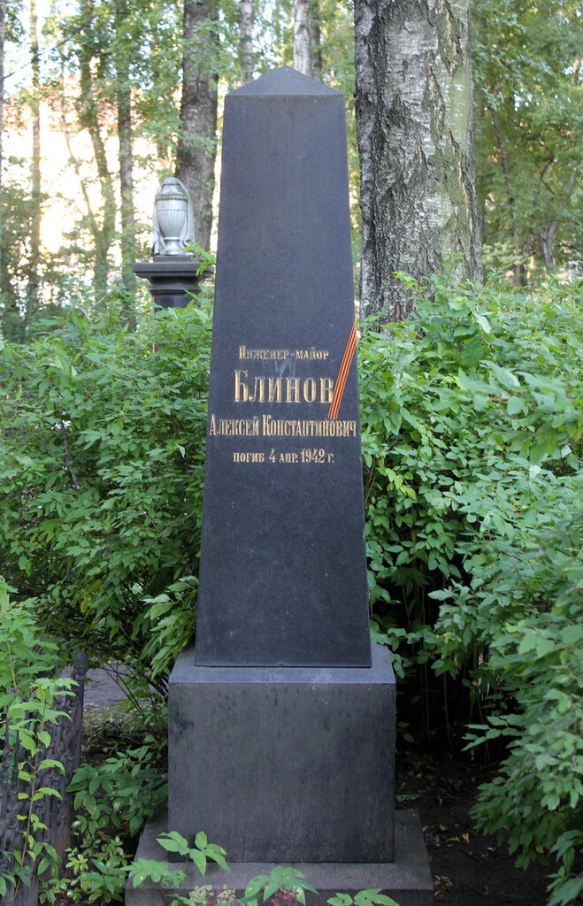 Ünlü kişilerin mezarları Военный инженер 2 ранга Алексей Константинович Блинов, Saint‑Petersburg, foto