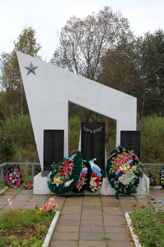 Anıt, heykel Обелиск павшим землякам в годы Великой Отечественной войны, Saint‑Petersburg ve Leningradskaya oblastı, foto