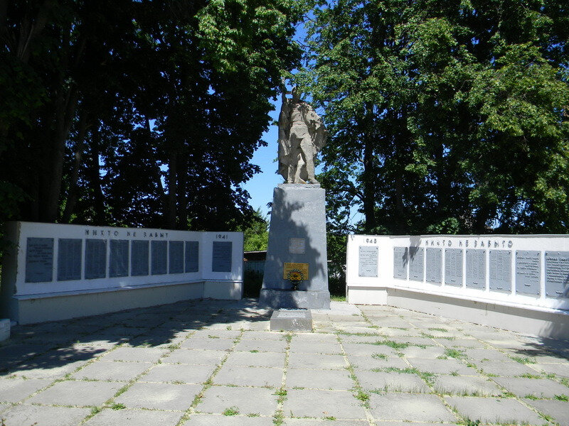 Anıt, heykel Братская могила воинов, Harkivska oblastı, foto