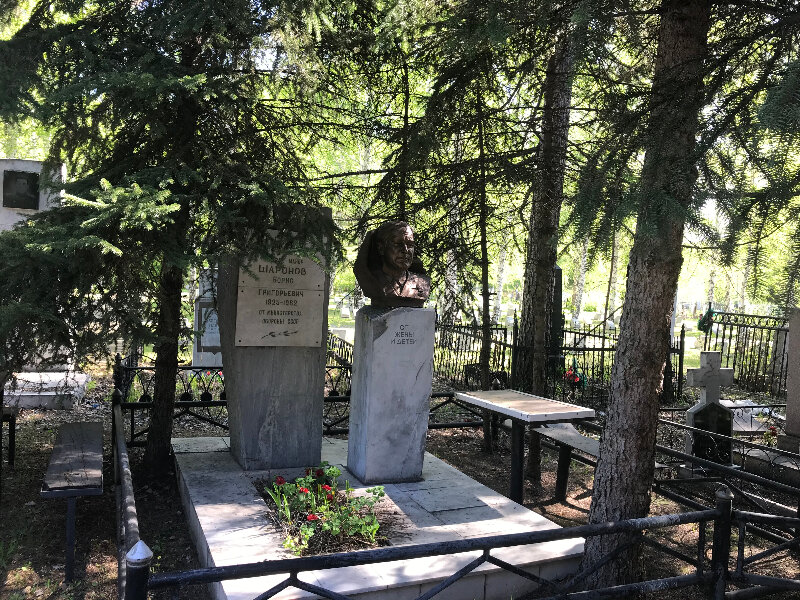 Ünlü kişilerin mezarları Герой Советского Союза Борис Григорьевич Шаронов, Omsk, foto