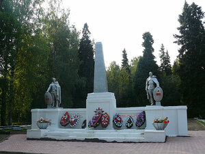 Братское кладбище (Kirov Region, Kotelnich, Staroye kladbishche), anıt, heykel  Kotelnich'ten