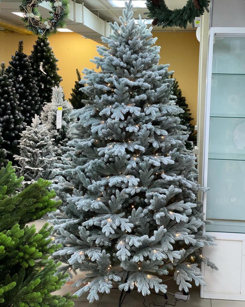 Yapay çam ağaçları ve süsleri Yelki V dom, Izhevsk, foto