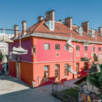 Hostel Javni Zavod Mekinjski Samostan (Metelkova ulica No:11), otel  Ljubljana'dan