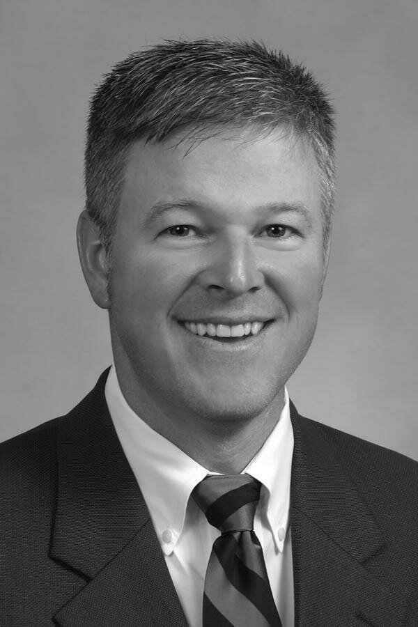 Yatırım fonu firmaları Edward Jones - Financial Advisor: Carlos Parr, Tennessee Eyaleti, foto