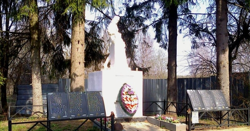 Anıt, heykel Памятник Воинам Советской Армии, Kalujskaya oblastı, foto