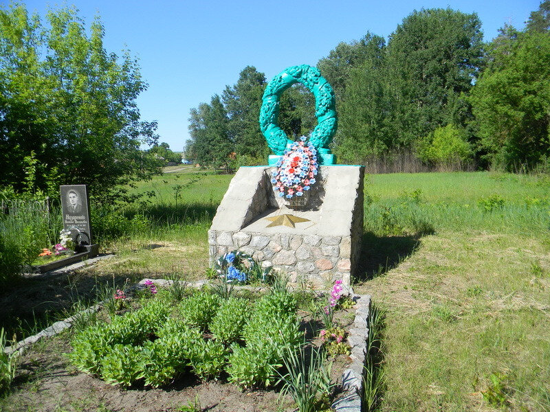 Anıt, heykel Братская могила воинов, Harkivska oblastı, foto