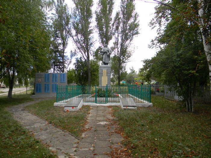 Anıt, heykel Братская могила воинов, Harkivska oblastı, foto