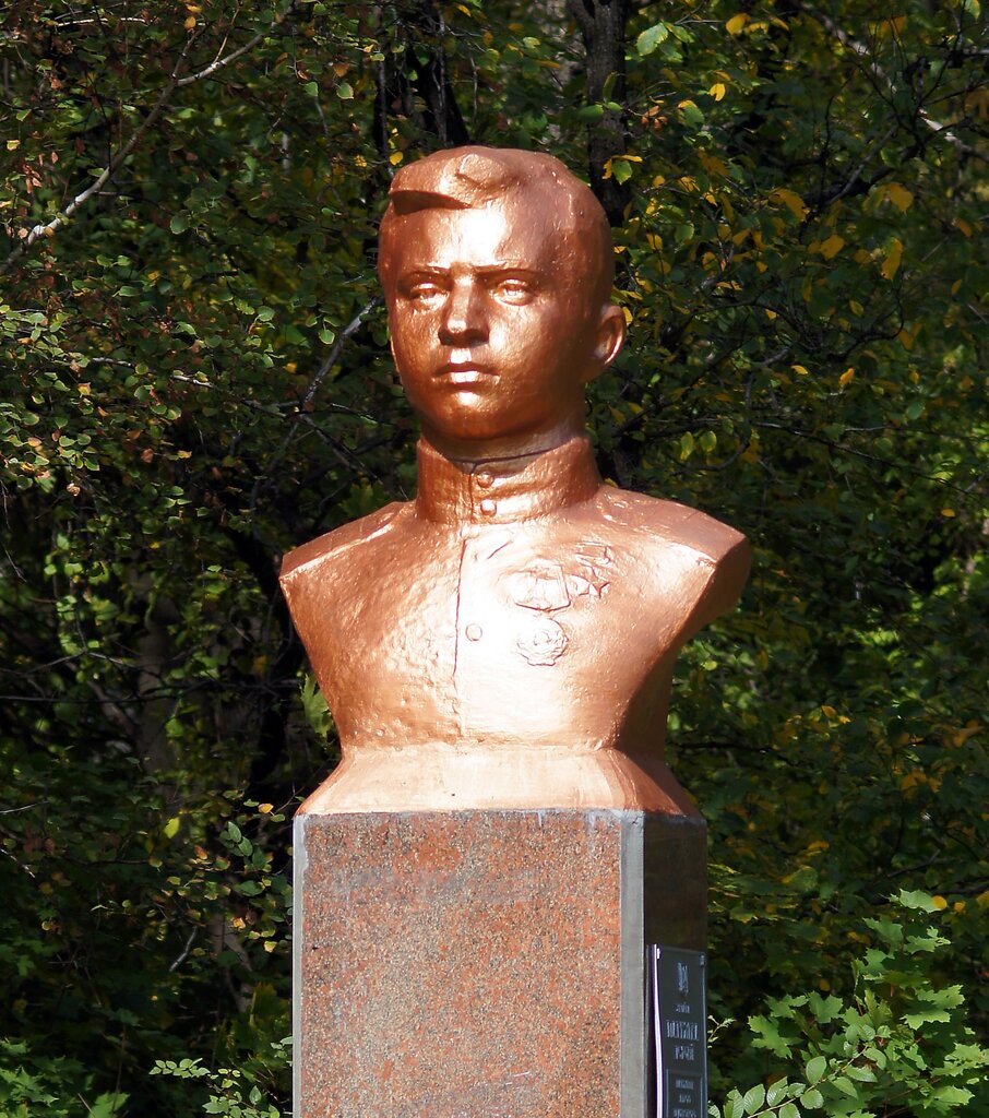 Anıt, heykel В.Л. Попов, Krasnyi Luch, foto