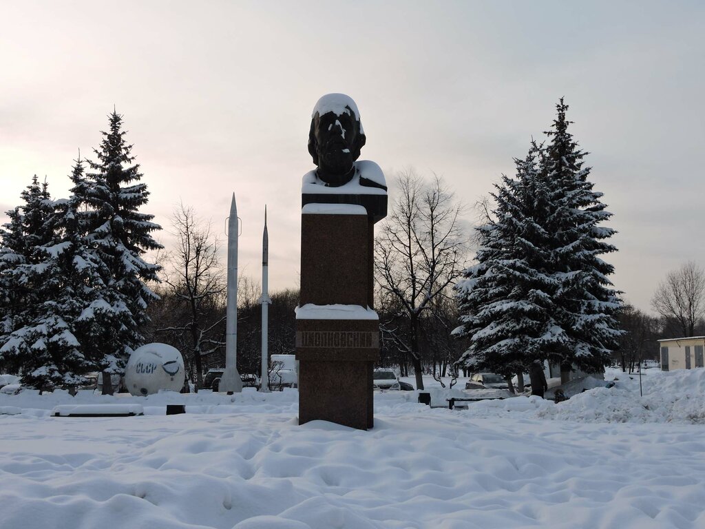 Anıt, heykel К.Э. Циолковский, Dolgoprudny, foto