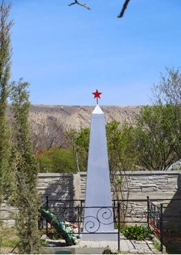 Ünlü kişilerin mezarları Герой-партизан, старший лейтенант И.П. Наников, Kırım Cumhuriyeti, foto