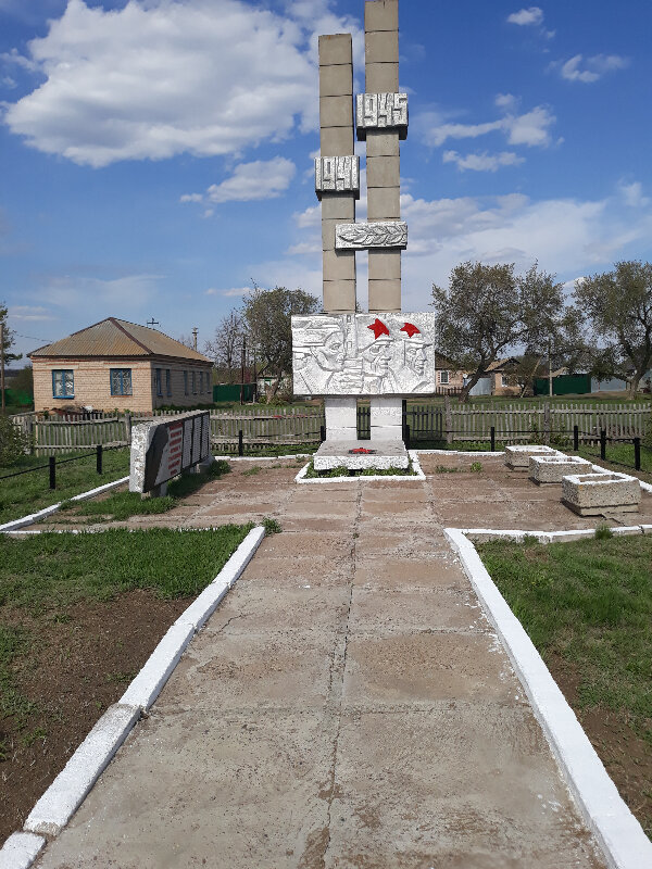 Anıt, heykel Воинам, погибшим в Великой Отечественной войне, Orenburgskaya oblastı, foto