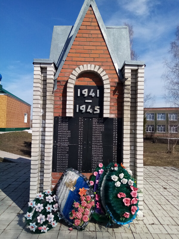 Anıt, heykel Памятник-часовня воинам, погибшим в годы Великой Отечественной войны, Altayski krayı, foto