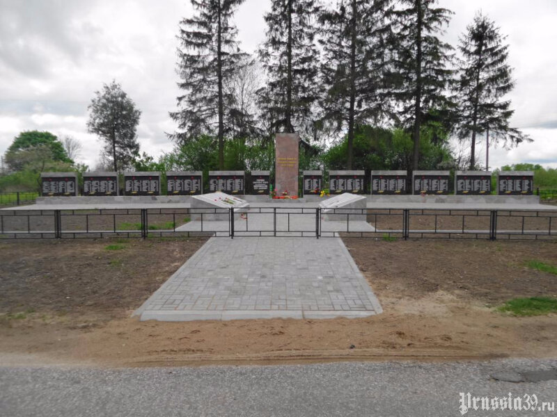 Anıt, heykel Братская могила советских воинов, погибших в октябре 1944 г., Kaliningradskaya oblastı, foto