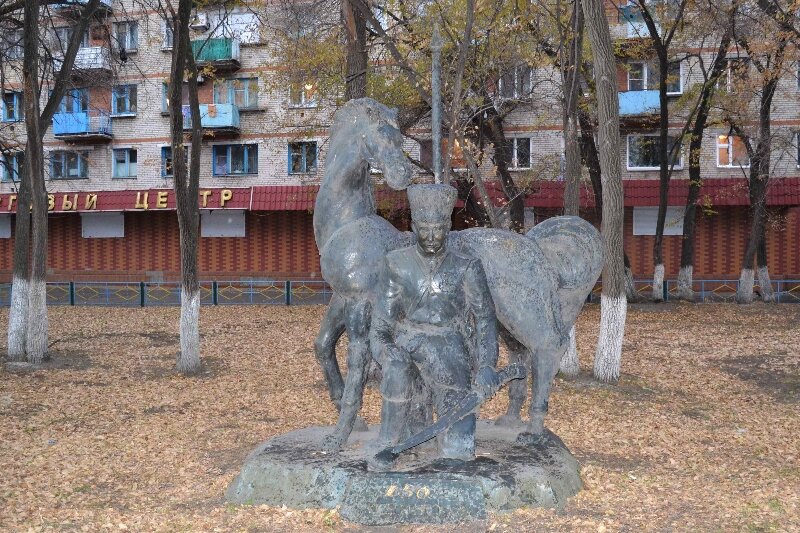 Anıt, heykel Казаку, защитнику рубежей нашей Родины, Yahudi Özerk Bölgesi, foto
