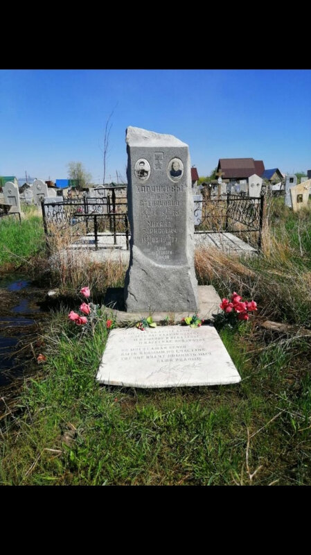 Ünlü kişilerin mezarları Герой Советского Союза М.Б. Харчиков, Omsk, foto