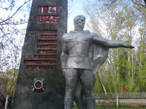 Воинам-землякам, павшим в годы Великой Отечественной Войны, 1941-1945 гг. (Altai Territory, Kuryinskiy rayon, Ivanovskiy selsovet, selo Ivanovka), anıt, heykel  Altayski krayından