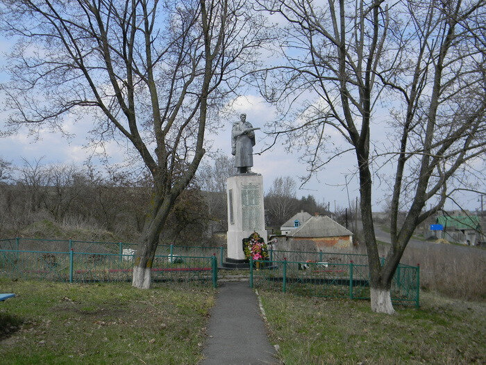 Anıt, heykel Братская могила воинов, Harkivska oblastı, foto