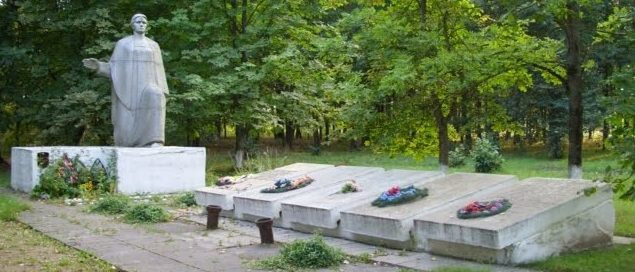 Anıt, heykel Victims of fascism, Minskaya oblastı, foto