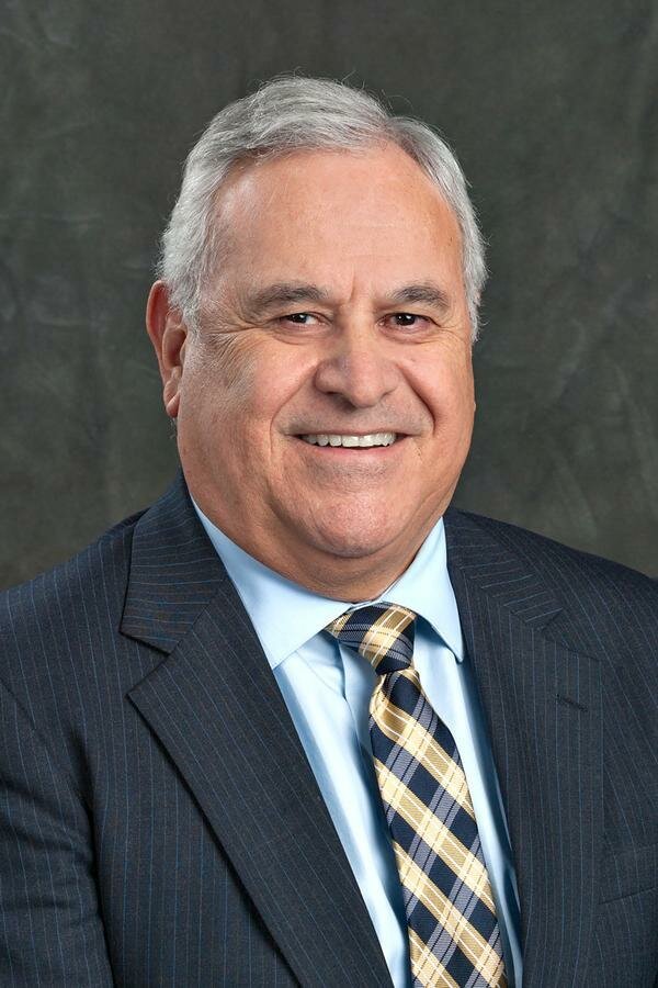 Yatırım fonu firmaları Edward Jones - Financial Advisor: Chuck Smallwood, Aams™, Kolarado Eyaleti, foto