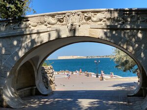 Lovers' bridge with dragons (Sevastopol, mys Nikolayevskiy), turistik yerler  Sevastopol'dan