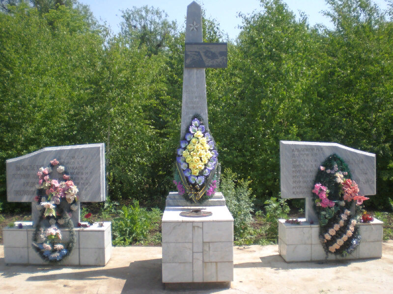 Anıt, heykel Мемориал воинам – землякам, павшим в годы Великой Отечественной войны, Orenburgskaya oblastı, foto