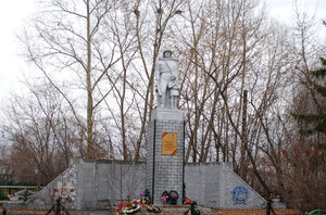 Мемориальный комплекс павшим односельчанам в годы Великой Отечественной войны 1941-1945 гг. (Novosibirsk Region, Kochkovskiy rayon, selo Bystrukha, Saratovskaya ulitsa), anıt, heykel  Novosibirskaya oblastından
