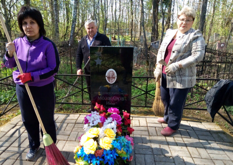 Ünlü kişilerin mezarları Герой Советского Союза И.И. Мозжаров, Smolenskaya oblastı, foto