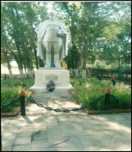 Воин-победитель (Saratov Region, Yershovskiy District, Novoselskoye munitsipalnoye obrazovaniye, selo Lobki 2-ye, Prudovaya ulitsa), anıt, heykel  Saratovskaya oblastından