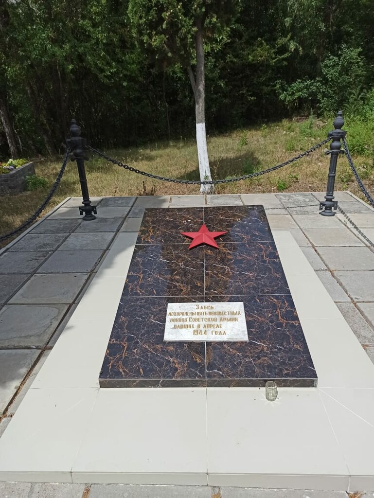 Anıt, heykel Партизанская могила, Kırım Cumhuriyeti, foto