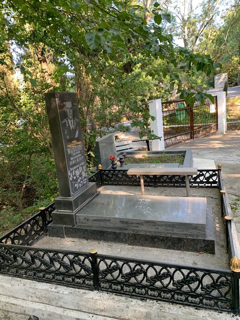 Ünlü kişilerin mezarları Герой Советского Союза Г.М. Машанин, Yalta, foto