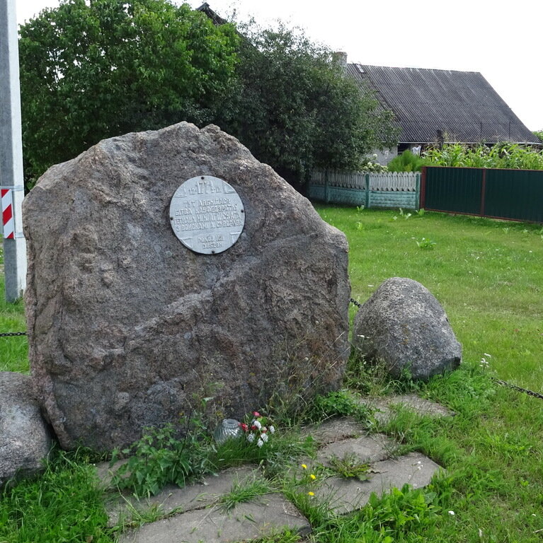 Anıt levhası, anıt taş Мемориальный камень памяти битвы войск Огинского и Суворова, Brestskaya oblastı, foto