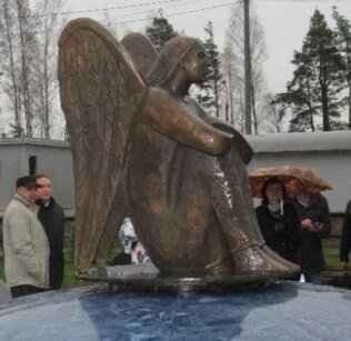 Park, sokak heykeli Сидящий ангел, Sosnoviy Bor, foto