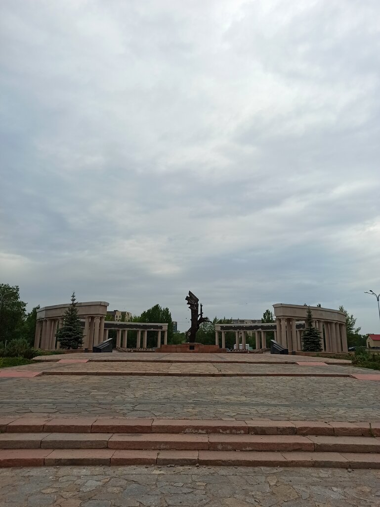 Anıt, heykel Afganistan'da Hayatını Kaybeden Askerler Anıtı, Karağandı, foto