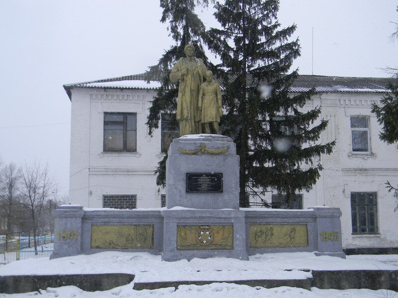 Anıt, heykel Братская могила воинов, Bogoduhiv, foto