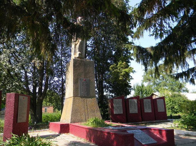 Anıt, heykel Братская могила воинов, Harkivska oblastı, foto