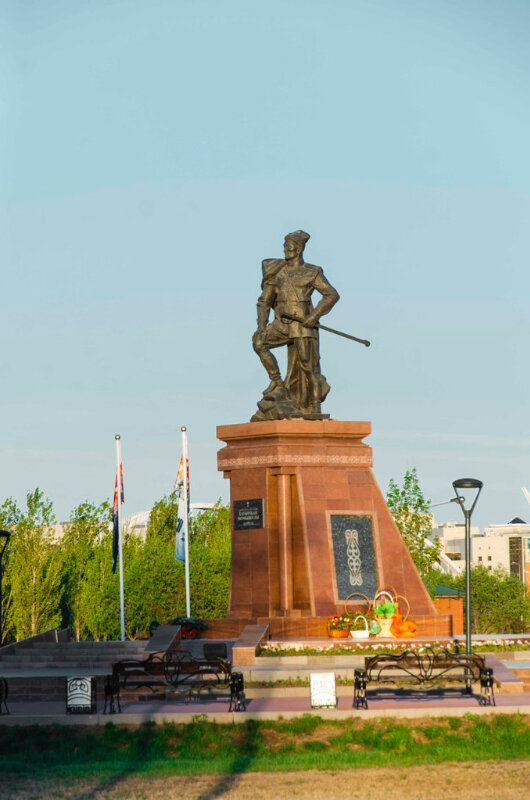 Anıt, heykel Monument to Bauyrzhan Momyshuly, Astana, foto