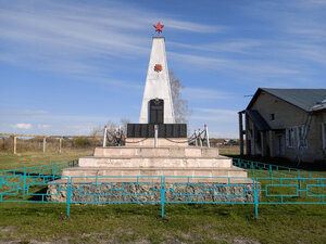 Воинам, погибшим в годы Великой Отечественной войны (Samara Region, Shigonskiy rayon, selskoye poseleniye Volzhskiy Utyos, selo Komarovka), anıt, heykel  Samarskaya oblastından