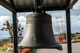 Park, sokak heykeli Колокол маяка мыса Жонкьер, отлитый в XVII веке, Aleksanldrovsk‑Sahalinskiy, foto