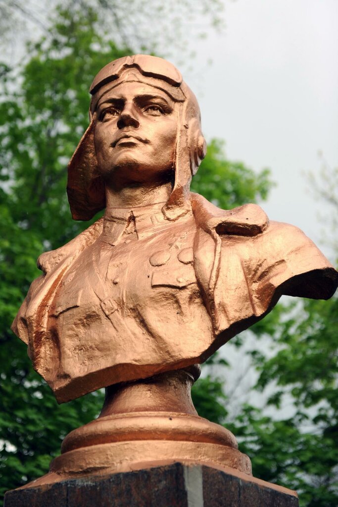 Anıt, heykel В.П. Погорелов, Krasnyi Luch, foto