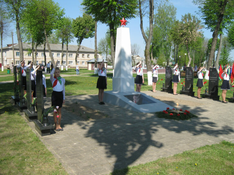 Anıt, heykel Братская могила, Mogiliovskaya oblastı, foto