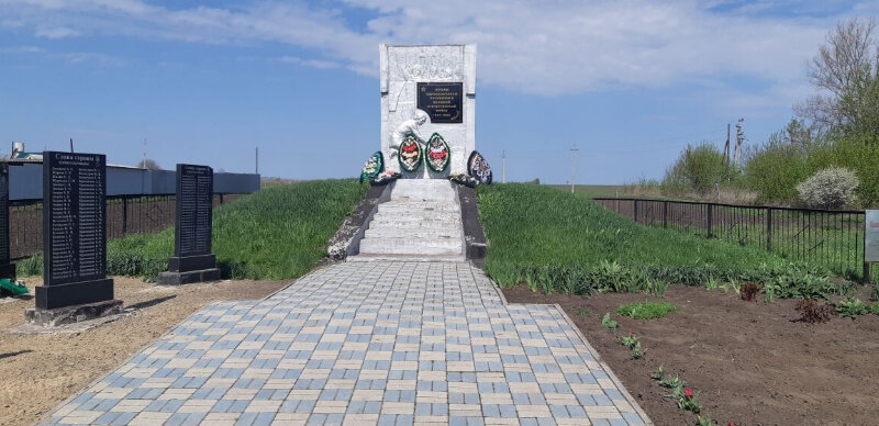 Anıt, heykel Братская могила 25 советских воинов, Kurskaya oblastı, foto