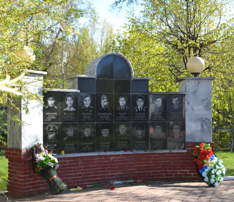 Anıt, heykel Стела Героев в Парке ветеранов, Alatyr, foto