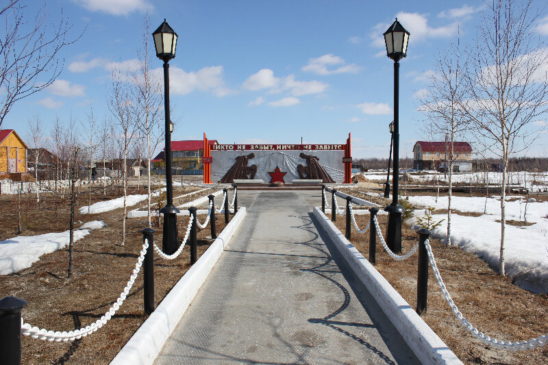 Anıt, heykel Памятный обелиск воинам, погибшим в Великой Отечественной войне, Yamal‑Nenets Özerk Bölgesi, foto