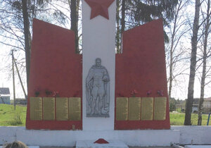 Погибшим односельчанам (Kostroma Region, Sudislavskiy rayon, Raslovskoye selskoye poseleniye, derevnya Grudki, ulitsa Mira), anıt, heykel  Kostromskaya oblastından